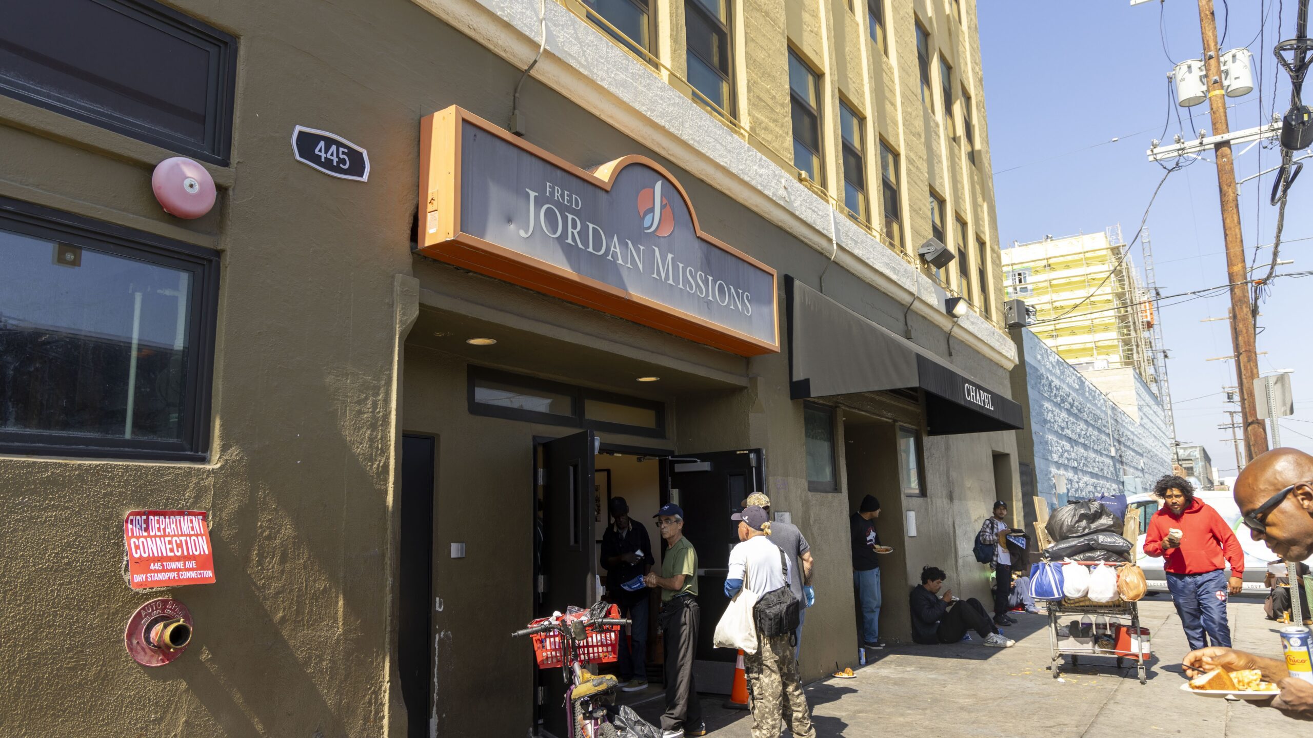 The Fred Jordan Mission, in partnership with the Food Bank, Gives Back