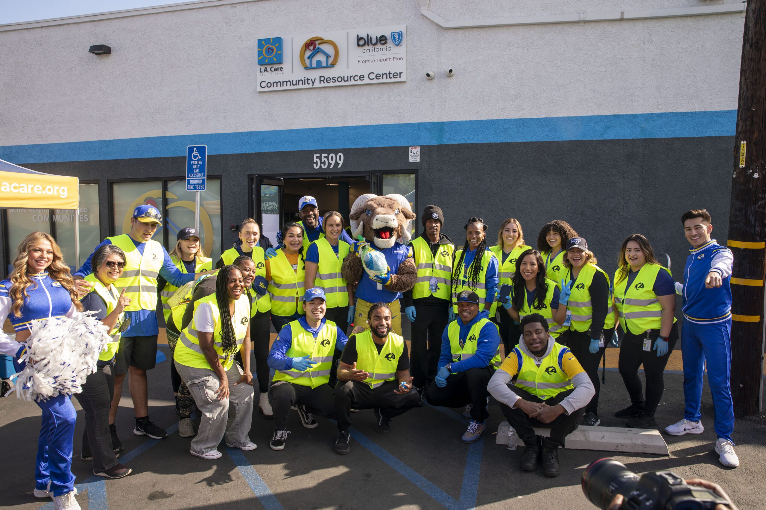 LA Rams’ Tutu Atwell Helps Distribute Turkeys at Distribution
